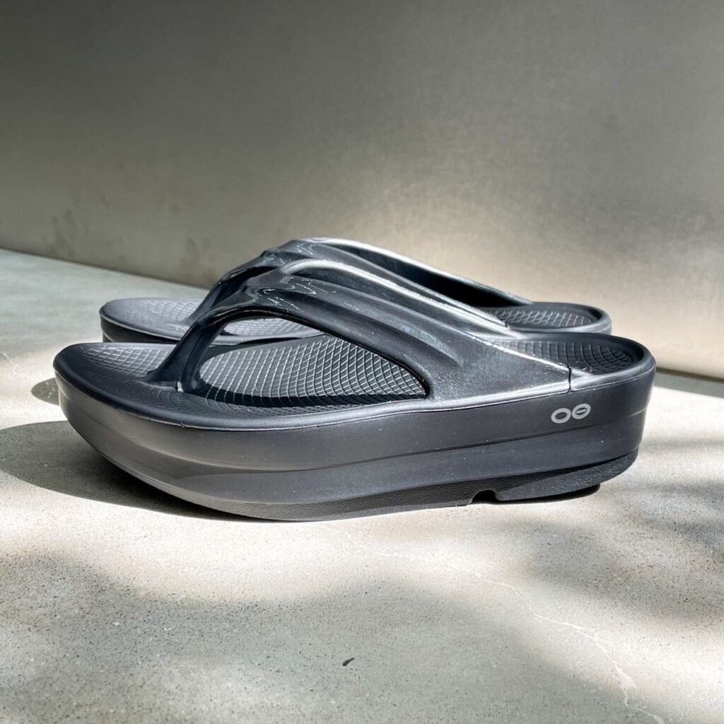【激売れOOFOS® 厚底サイズ徹底ガイド】2025年モデル最新情報 | オトコフク LIFE